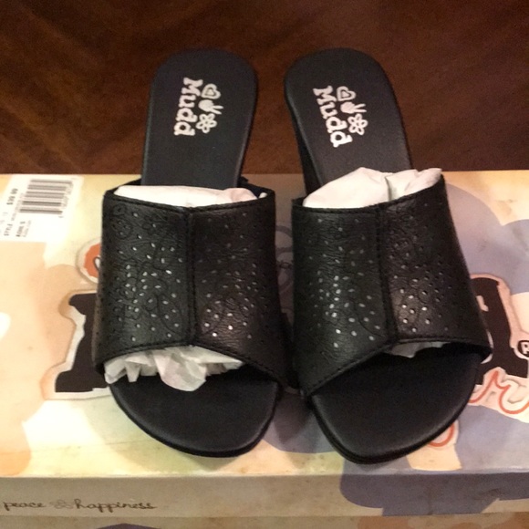 Mudd | Shoes | 347 Mudd Girls Youth Blonde Black Faux Leather Clog Mule ...